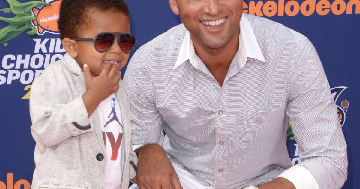 Derek Jeter et Jalen Jeter-Martin lors des Nickelodeon Kid's Choice Sports Awards au UCLA Pauley ...