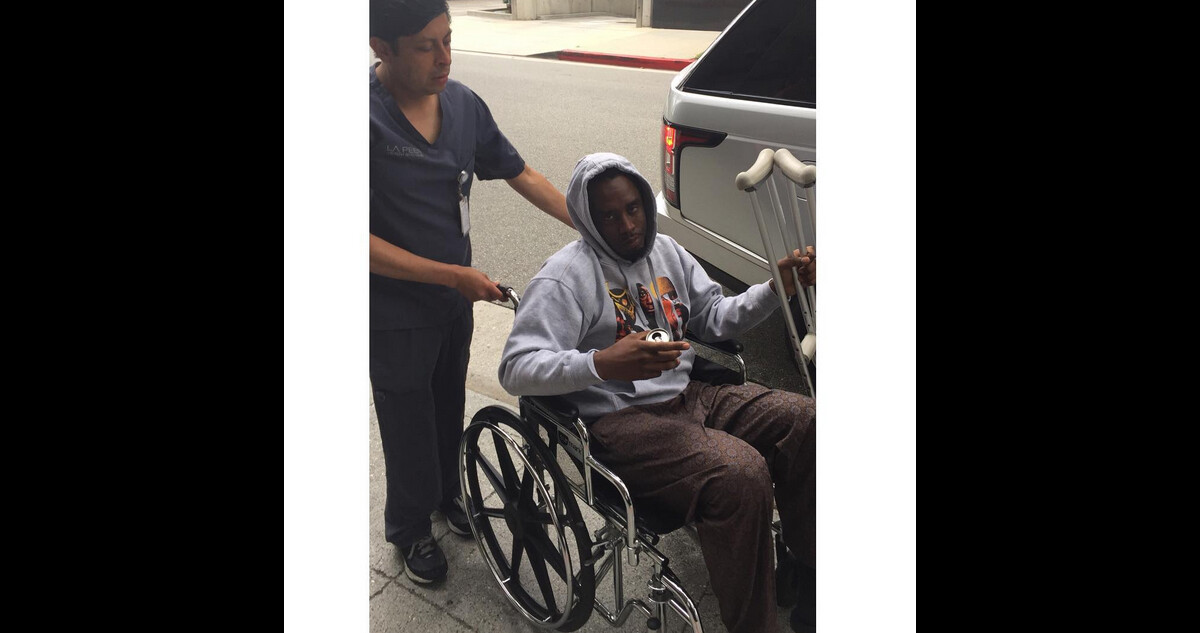 Photo : P.Diddy après son opération au genou - juillet 2015 - Purepeople