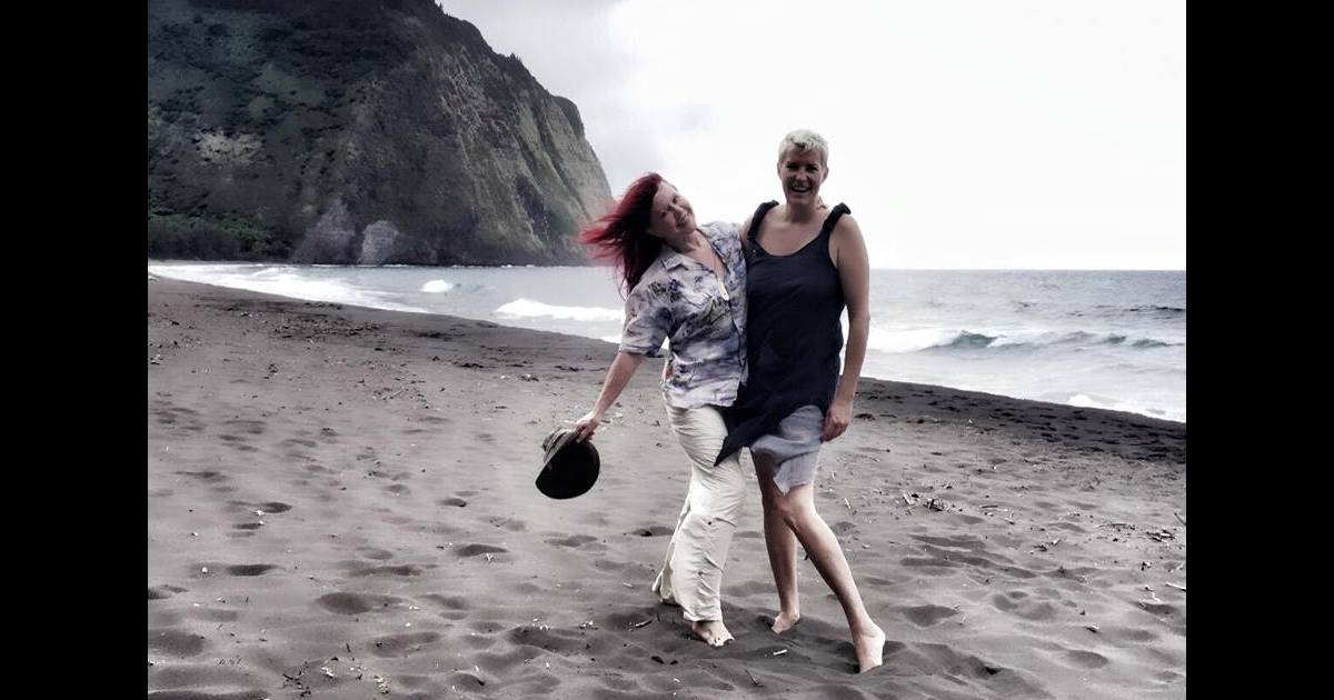 Kate Pierson et son épouse Monica Coleman, à Hawaï. Photo postée sur ...