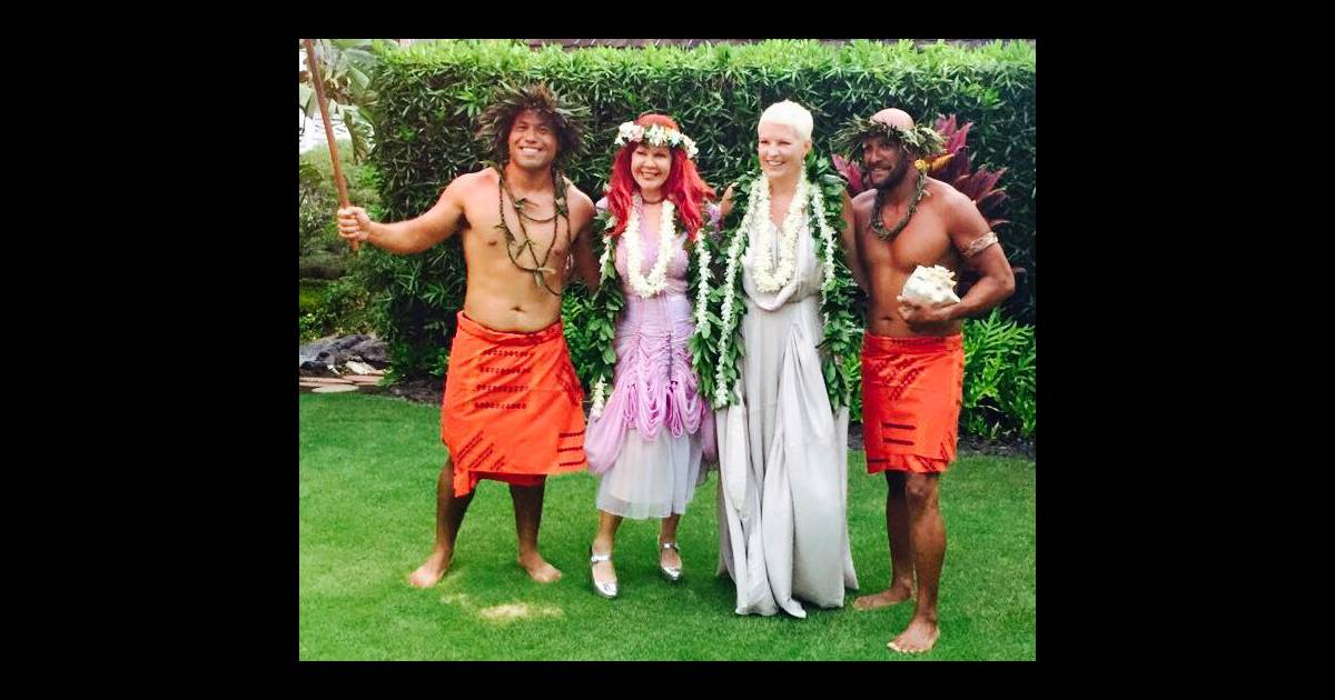 Kate Pierson et sa femme Monica Coleman, lors de leur mariage à Hawaï ...