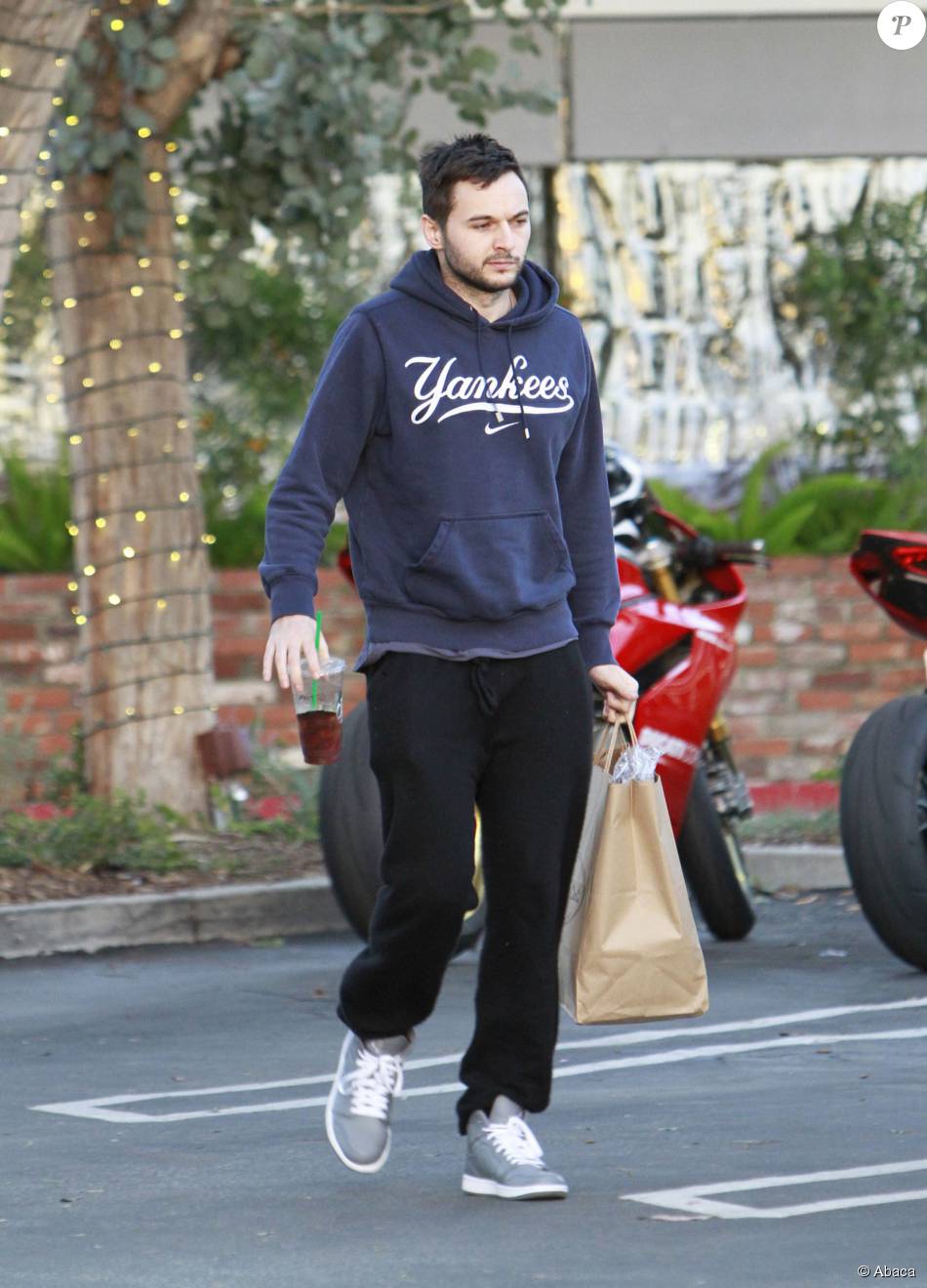 Matthew Rutler fait un passage chez Starbucks à Beverly Hills, Los ...