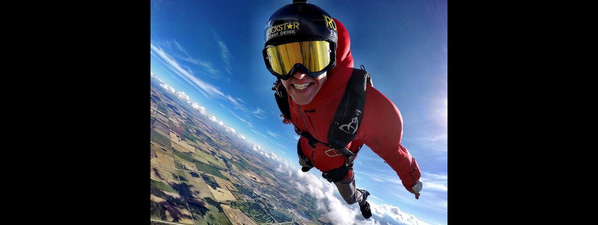 Photo : Erik Roner lors d'un saut à parachute, sur Instagram. Septembre ...