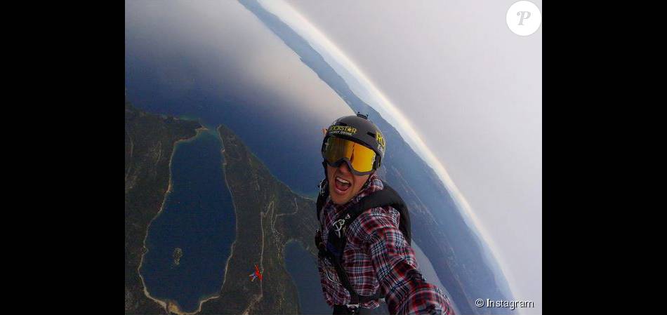Erik Roner lors d'un saut, sur Instagram. Août 2015. - Purepeople