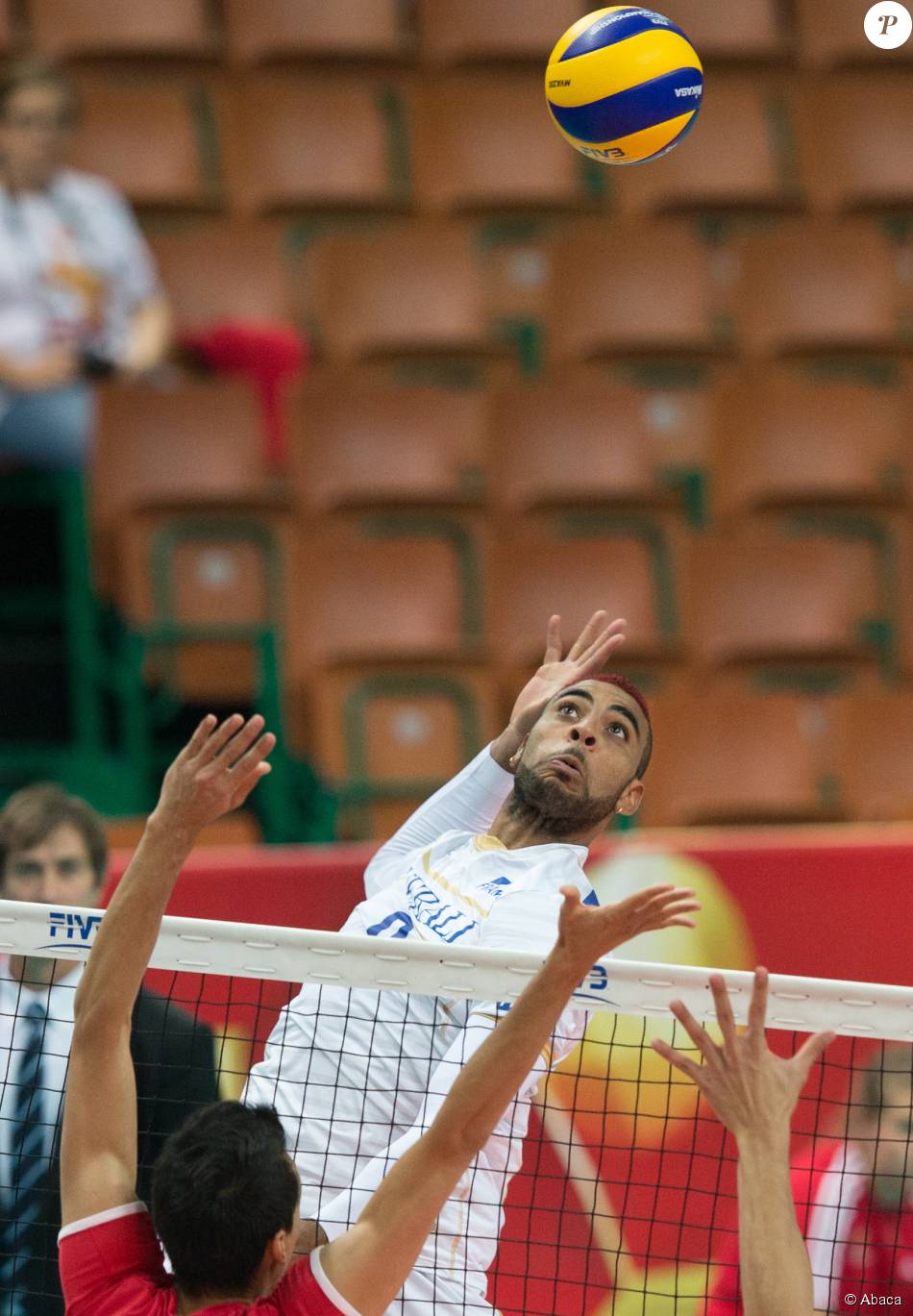 Earvin Ngapeth à l'attaque lors de France - Iran en septembre 2014 en ...