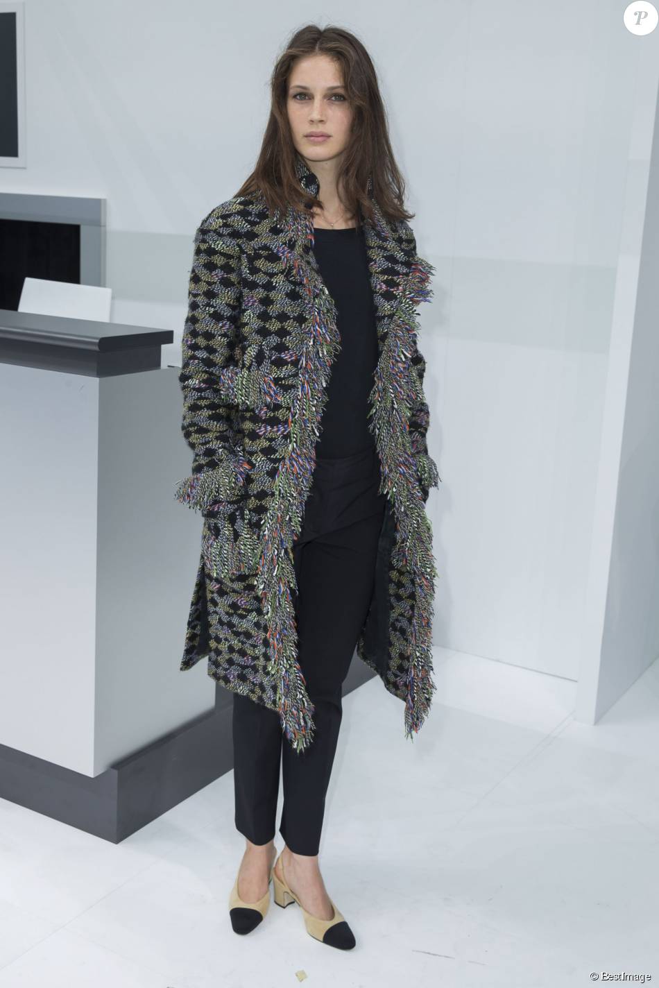 Marine Vacth - Photocall au défilé de mode Chanel, collection prêt-à ...