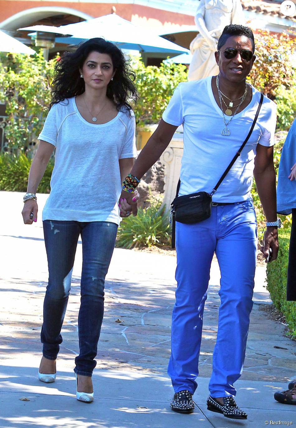 Jermaine Jackson et sa femme Halima Rashid se promenent a Calabasas, le ...