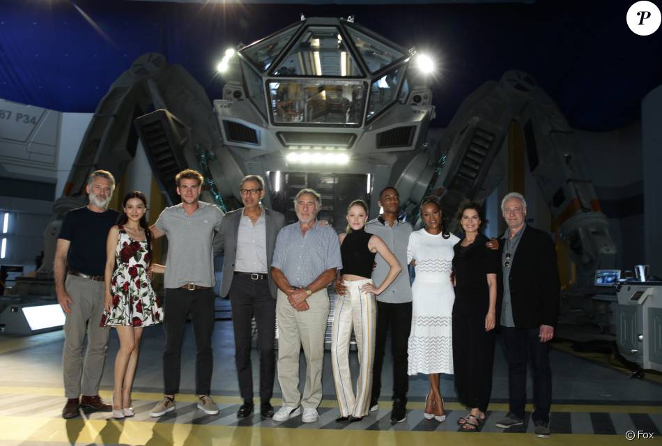 Le cast d'Independence Day Resurgence, avec notamment Bill Pullman ...