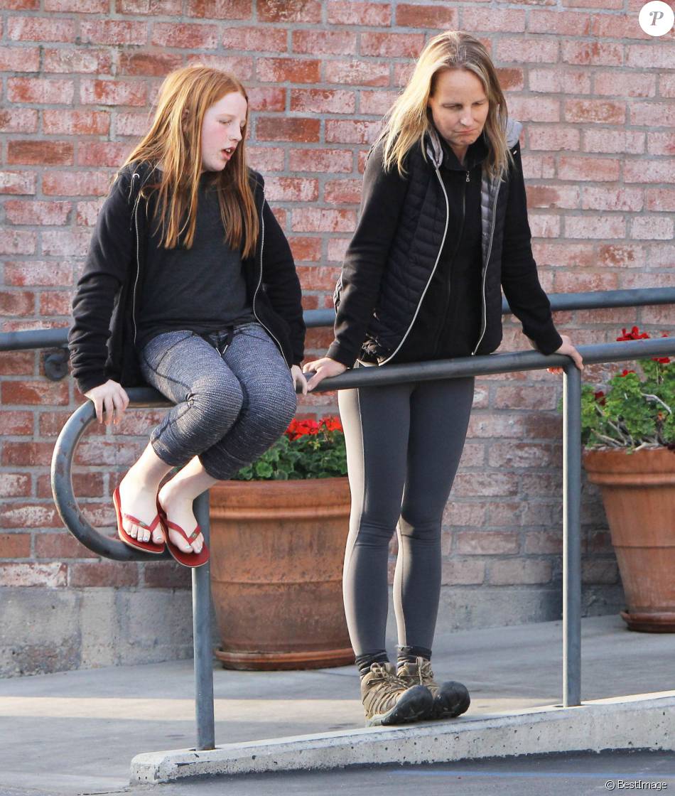 Helen Hunt discute avec sa fille Makena devant le Country Mart de ...