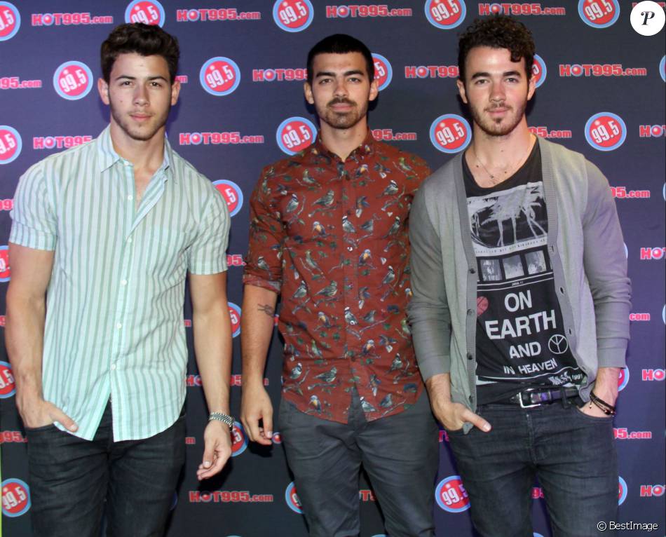 Les Jonas Brothers en concert dans les studios de la Radio Hot 99.5 a ...