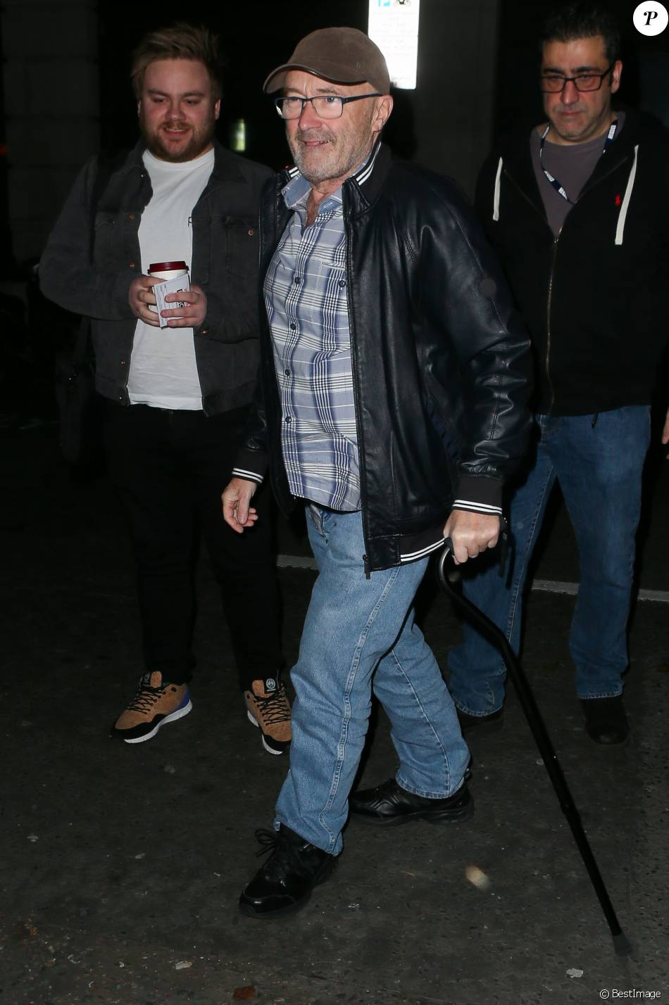 Phil Collins se rend dans les studios de la BBC radio à Londres le 28 ...