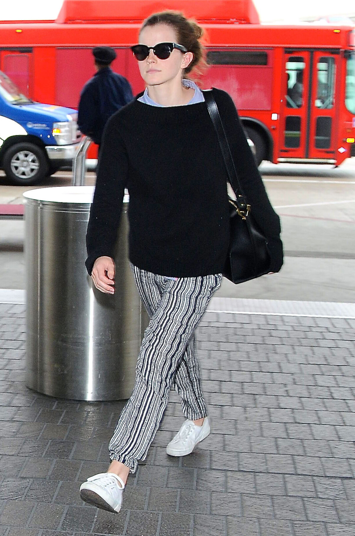 Photo : Emma Watson prend un vol à l'aéroport de Los Angeles, le 25 ...