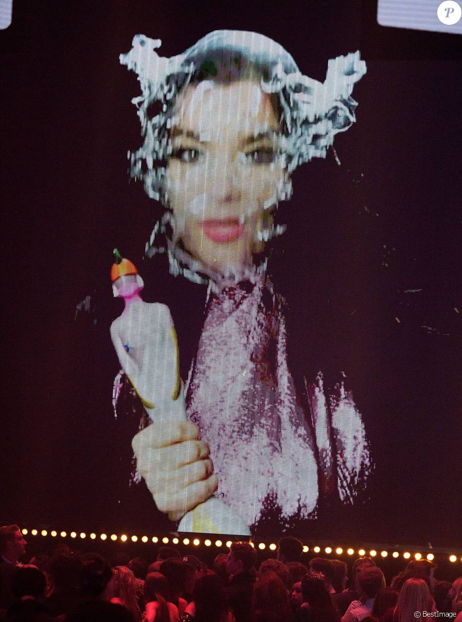 Björk - Cérémonie des BRIT Awards 2016 à l'O2 Arena à Londres, le 24 ...