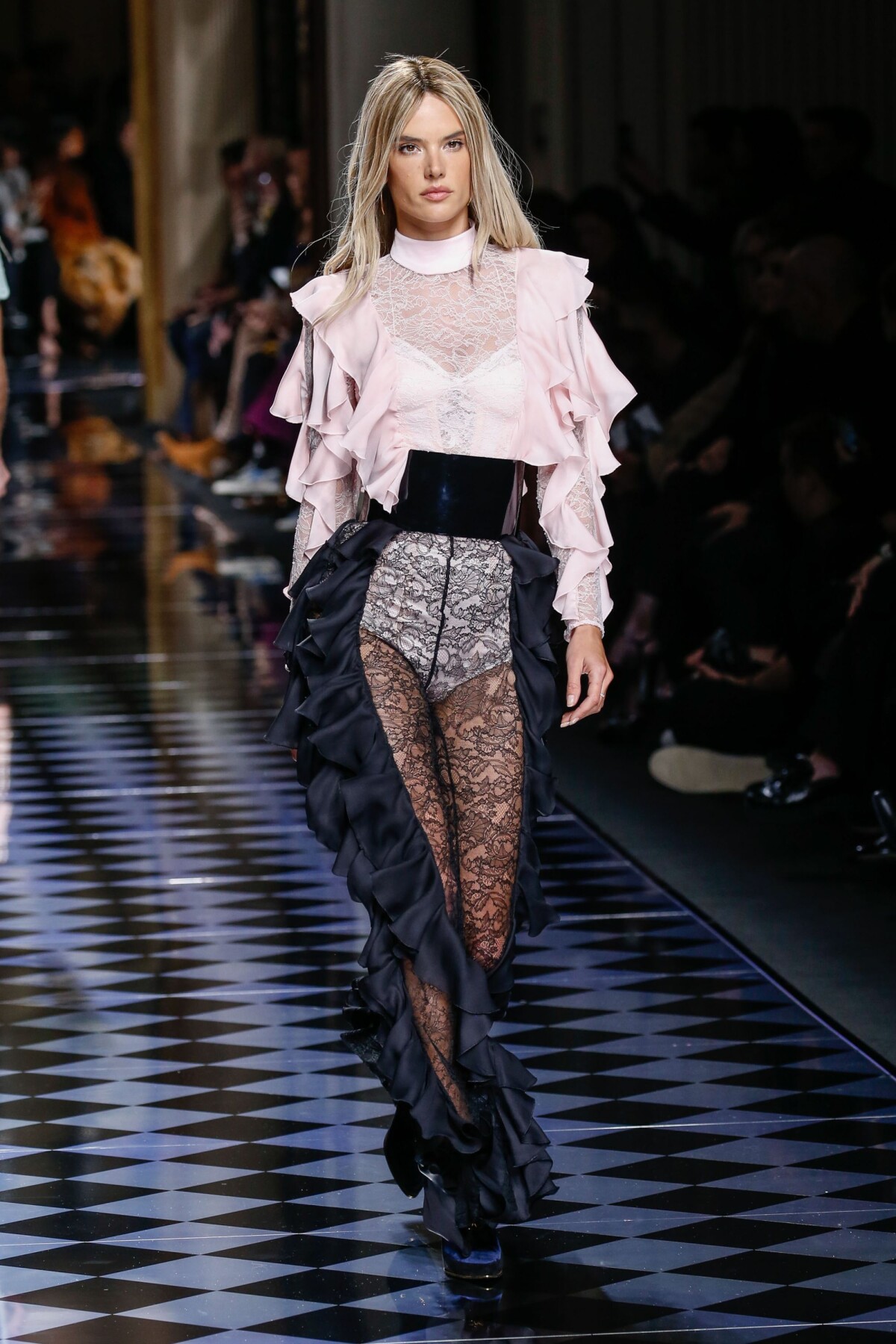 Photo : Alessandra Ambrosio - Défilé de mode Balmain collection prêt-à ...