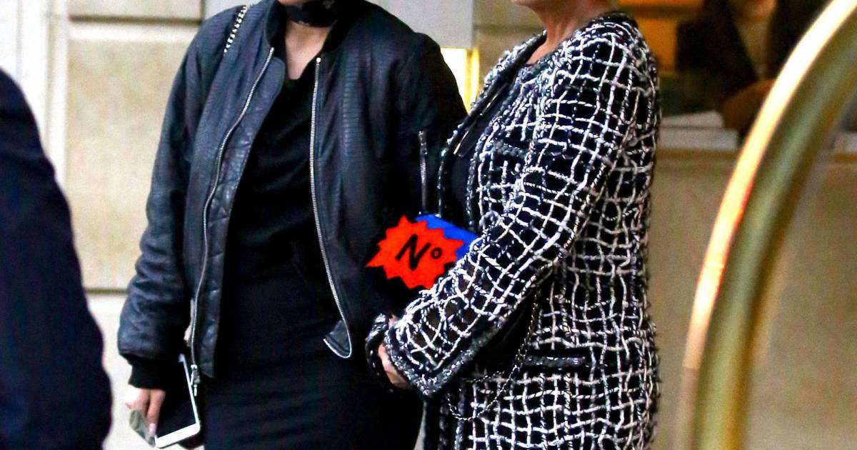 Kris Jenner et sa fille Kylie Jenner à la sortie de l'hôtel Peninsula à ...