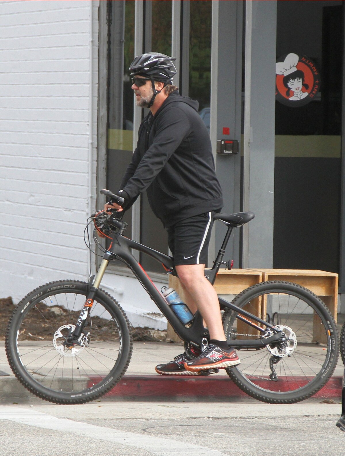 Photo : Russell Crowe fait du vélo avec un ami dans les rues de Beverly ...