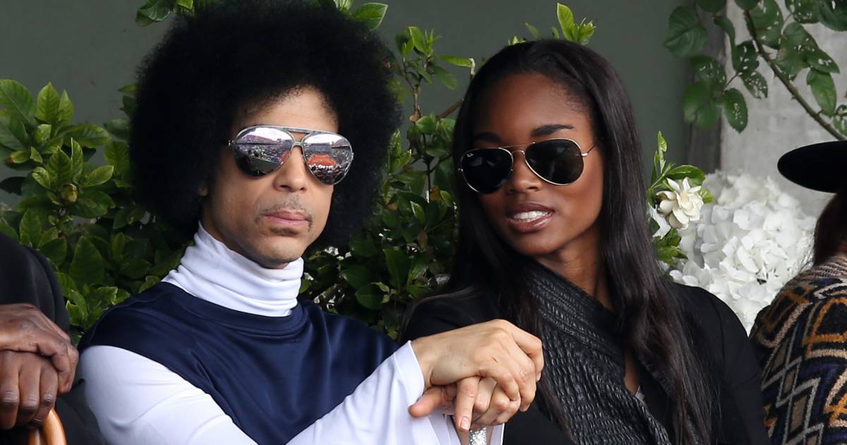Le chanteur Prince et sa fiancée Damaris Lewis assistent au match entre ...