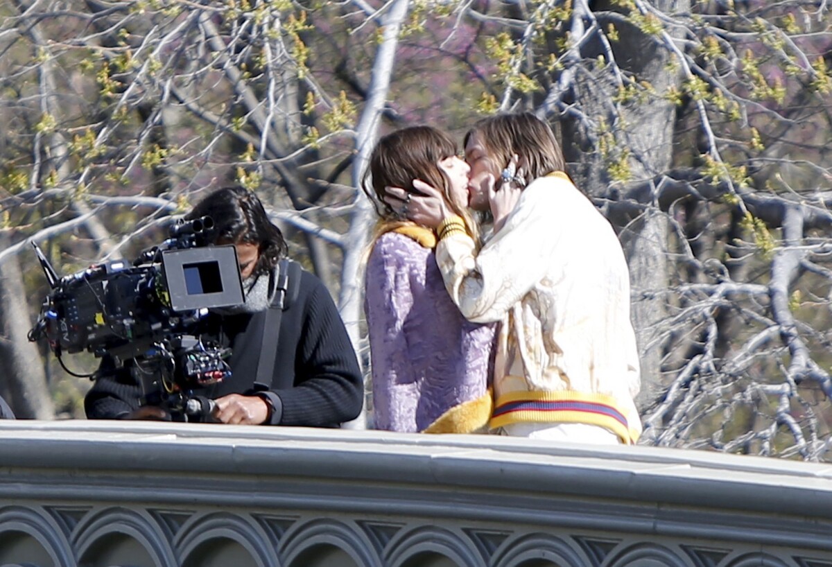 Photo : Exclusif - Lou Doillon surprise en plein baiser le tournage d ... Photo : Exclusif - Lou Doillon surprise en plein baiser le tournage d ...