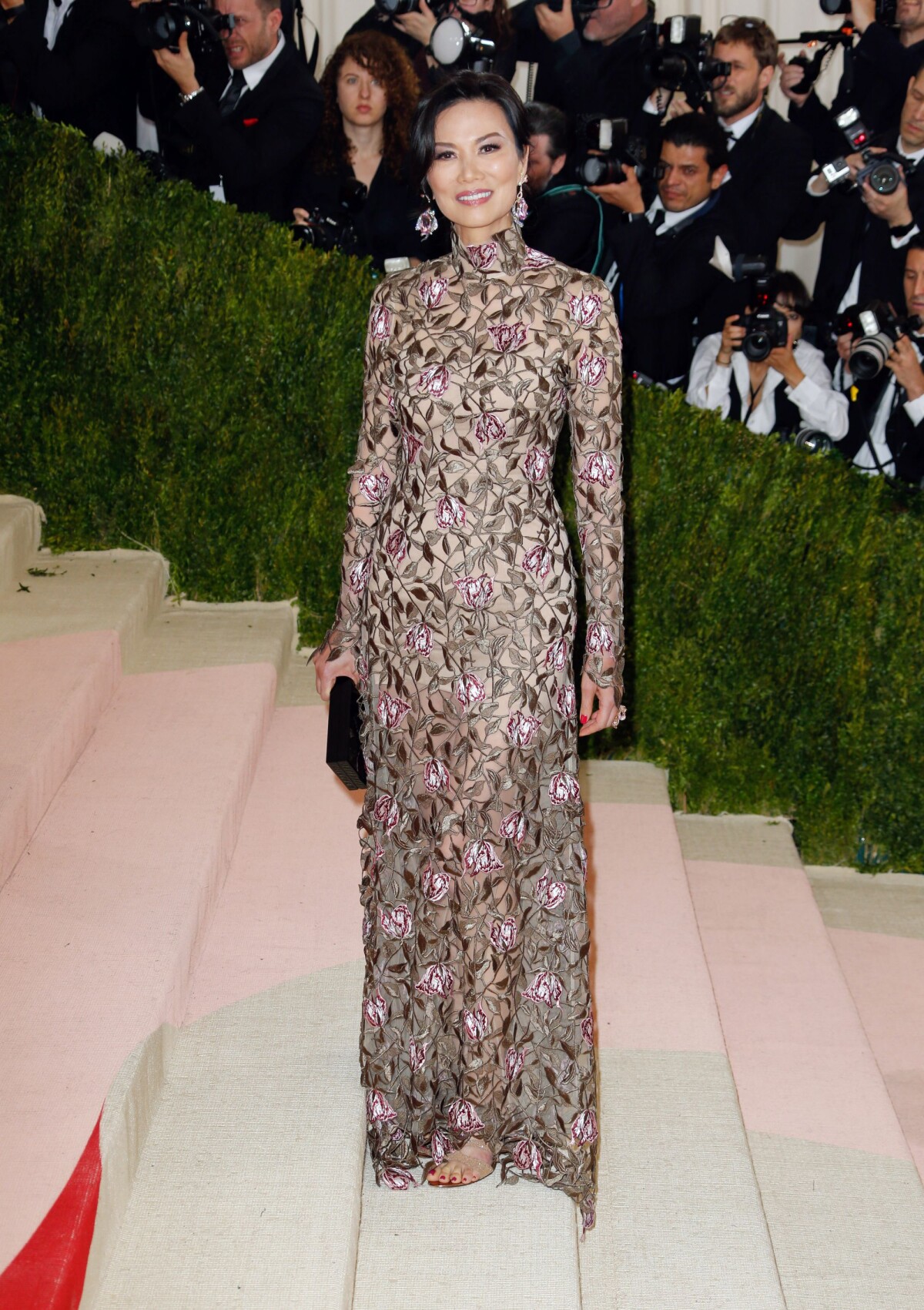 Photo : Wendi Deng en robe Christopher Kane au Met Gala le 2 mai 2016 ...