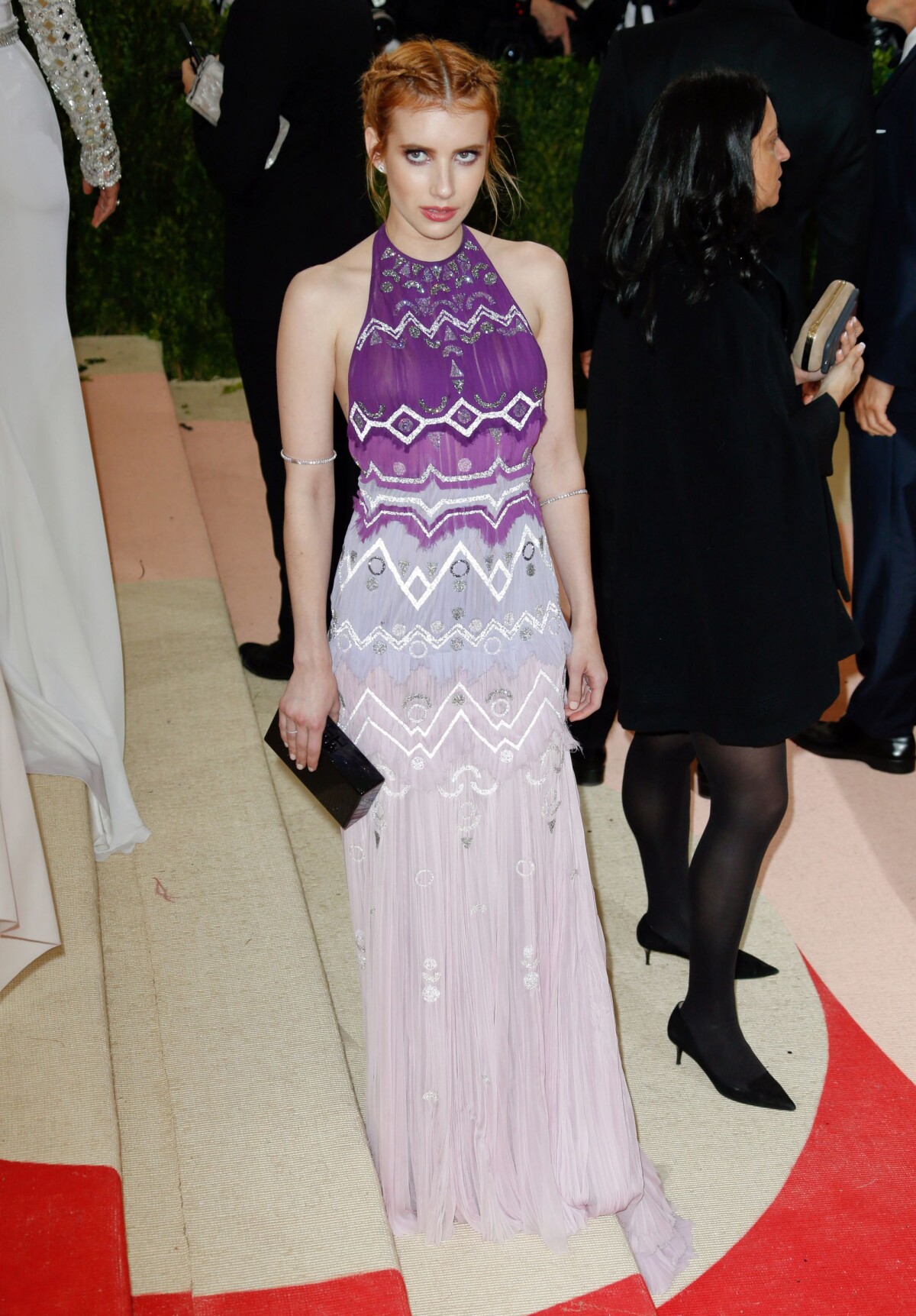 Photo : Emma Roberts en robe Tory Burch au Met Gala le 2 mai 2016 ...