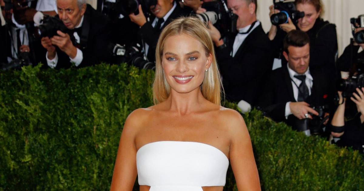 Margot Robbie en robe Calvin Klein au Met Gala le 2 mai 2016 - Purepeople