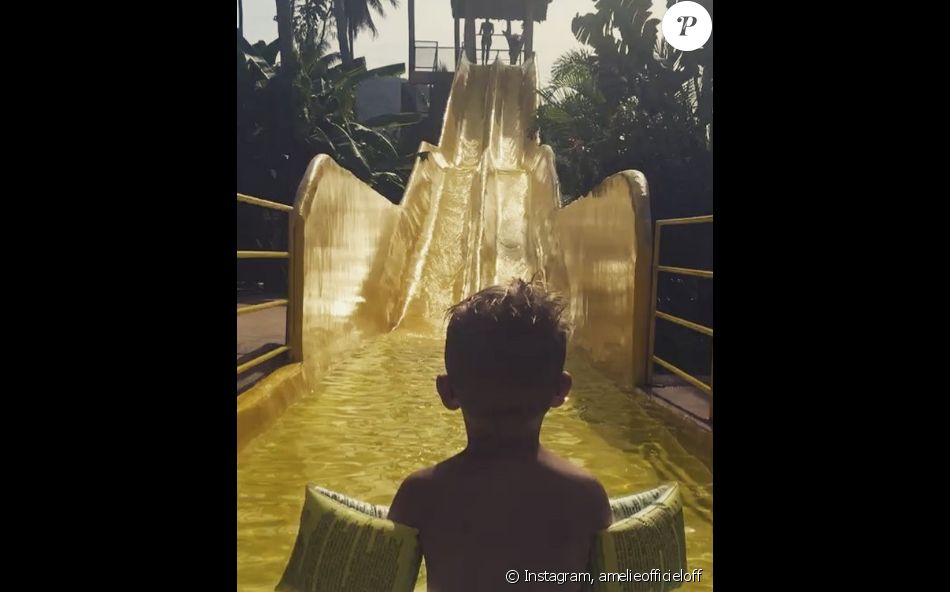 Amélie Neten et son fils Hugo en vacances au soleil. Le duo s'amuse à ...
