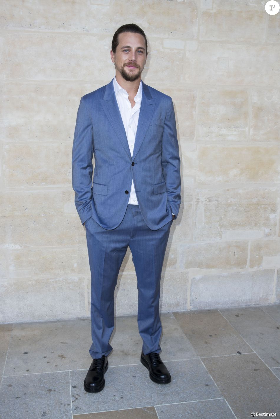 Ben Robson arrive au Palais-Royal pour assister au défilé Louis Vuitton ...