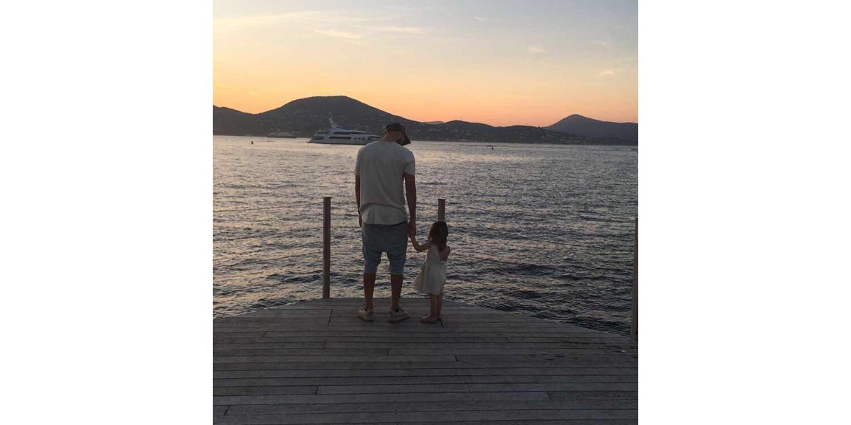 Photo : Karim Benzema regarde un coucher de soleil avec sa fille Mélia ...