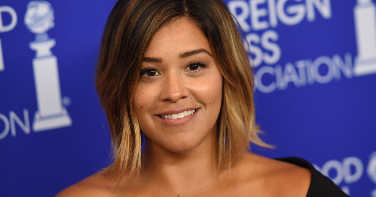 Gina Rodriguez à la soirée annuelle du HFPA à l'hôtel Regent Beverly ...