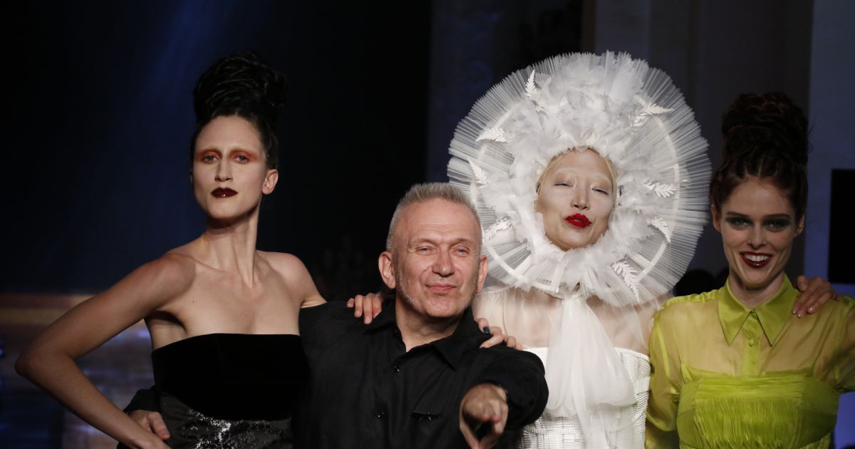 Le styliste Jean-Paul Gaultier - Défilé de mode Haute-Couture automne ...