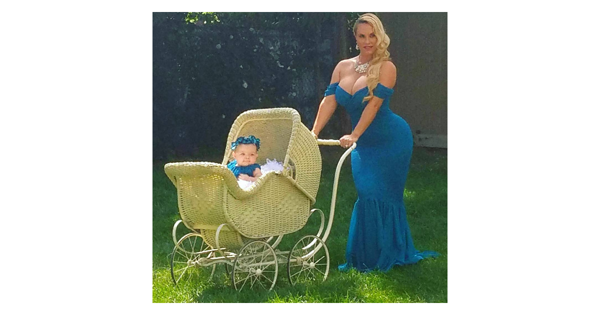 Coco Austin lors d'un shooting photo avec sa fille Chanel Nicole. Photo ...