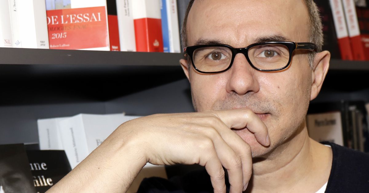 Philippe Besson au Salon du Livre de Paris, le 20 mars 2016. Il signe ...