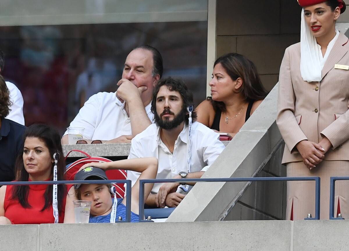 Photo : Josh Groban, et, devant lui, Debra Messing et son fils, à l'US ...