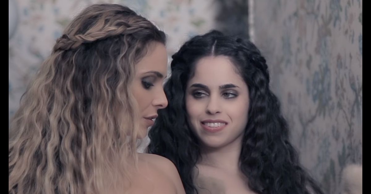 Clara Morgane dans la vidéo making of de son calendrier 2017. - Purepeople