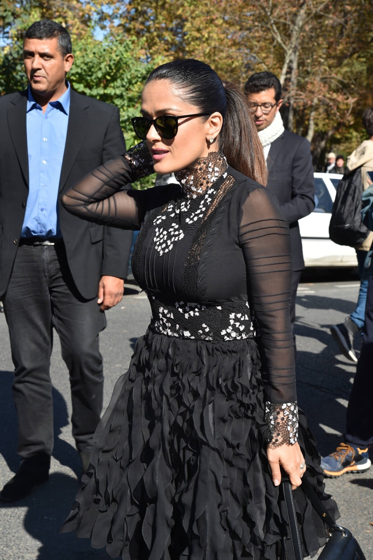 Photo : Salma Hayek - People arrivant au défilé de mode "Giambattista ...