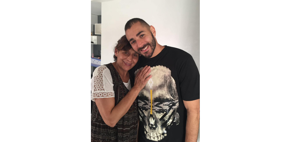Photo : Karim Benzema pose avec sa maman sur Instagram. - Purepeople