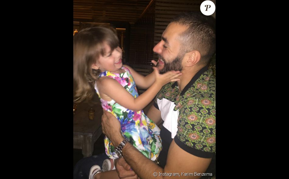 Karim Benzema pose avec sa fille Melia sur Instagram. - Purepeople
