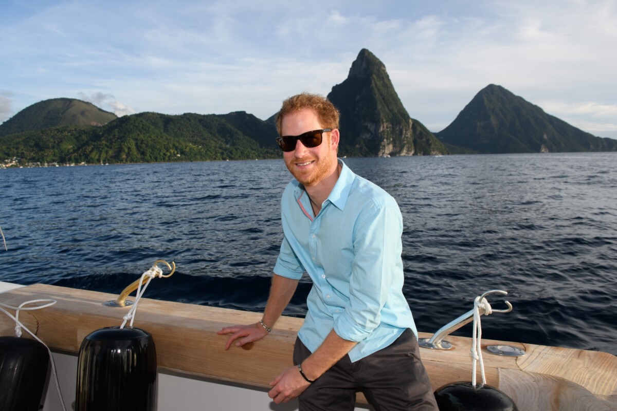 Photo : Le prince Harry pose à bord d'un bateau à Sainte-Lucie à l ...