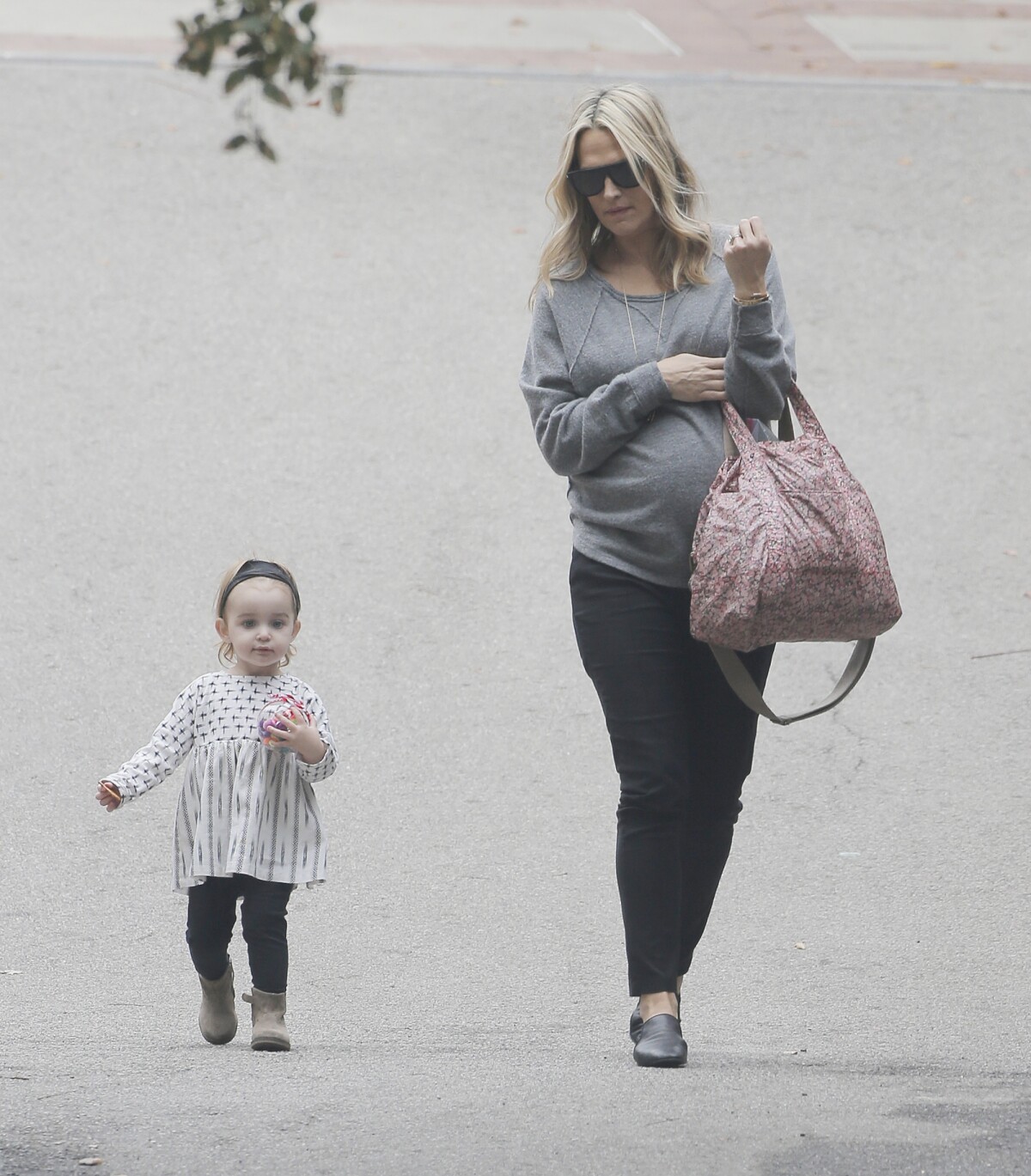 Photo : Exclusif - Molly Sims enceinte est allée prendre le petit ... Photo : Exclusif - Molly Sims enceinte est allée prendre le petit ...