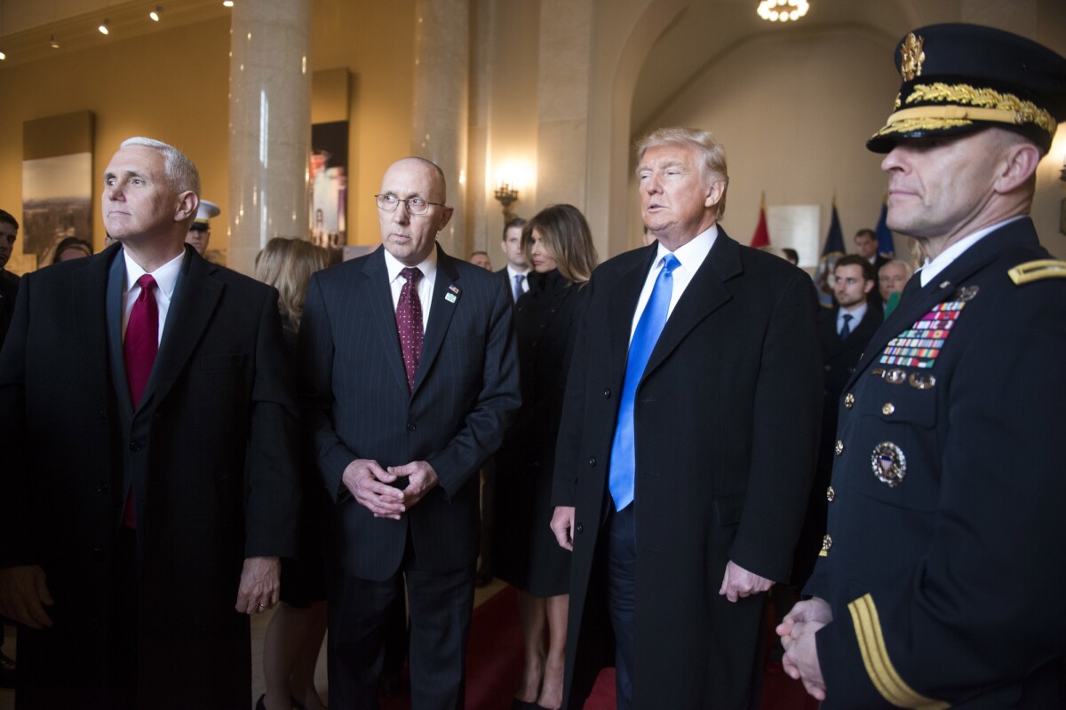 Photo : Donald Trump dépose une gerbe sur la tombe du soldat inconnu à ...