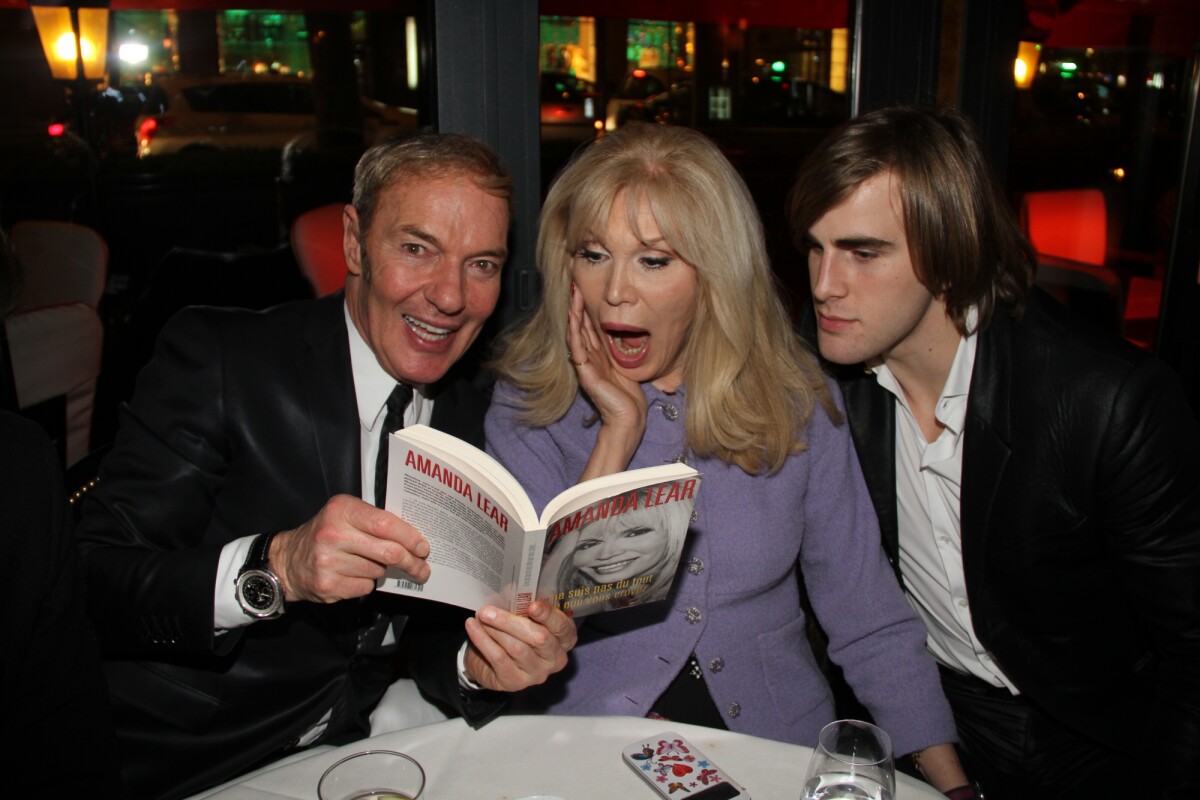 Photo : Exclusif - Tony Gomez, Amanda Lear et son ami Hugo (professeur ...