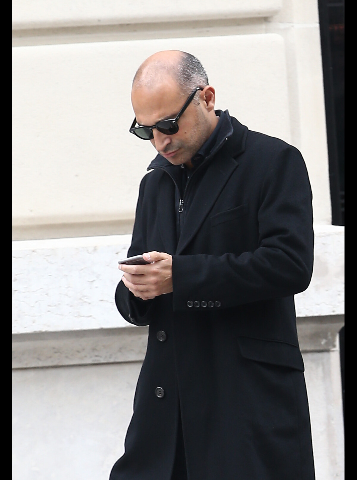Photo : Exclusif - Thomas Fabius, au téléphone, se promène dans les ...