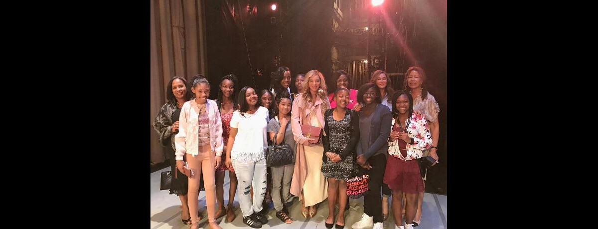 Photo : Beyoncé et Tina Knowles dans les coulisses de la représentation ... Photo : Beyoncé et Tina Knowles dans les coulisses de la représentation ...