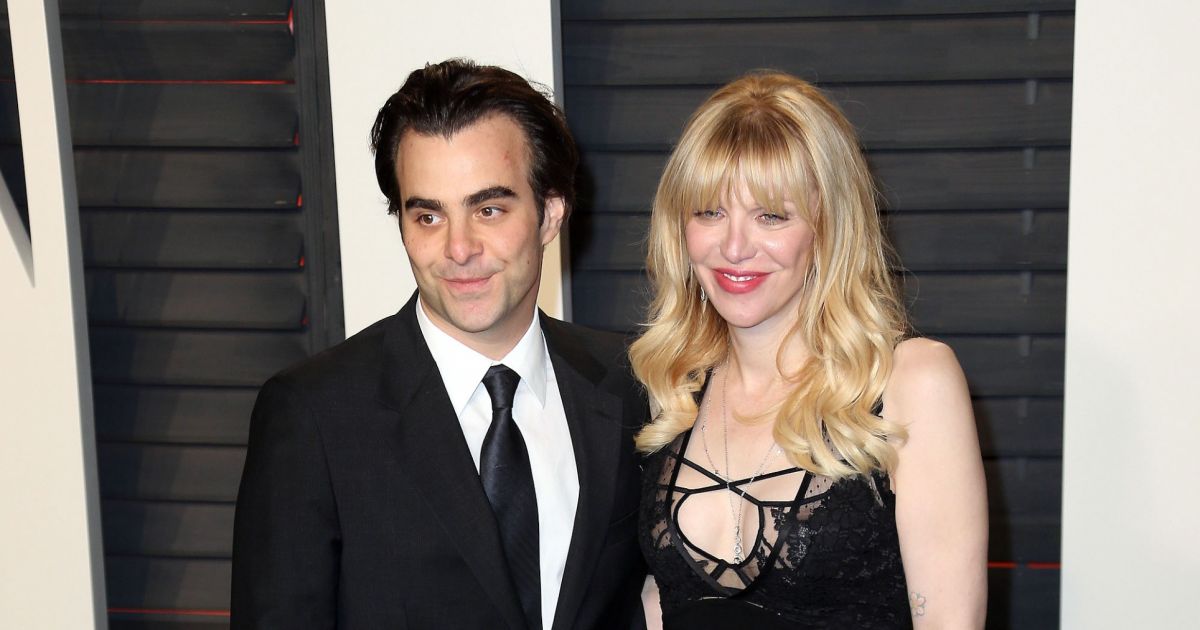 Nicholas Jarecki et sa compagne Courtney Love, tenant une pochette ...
