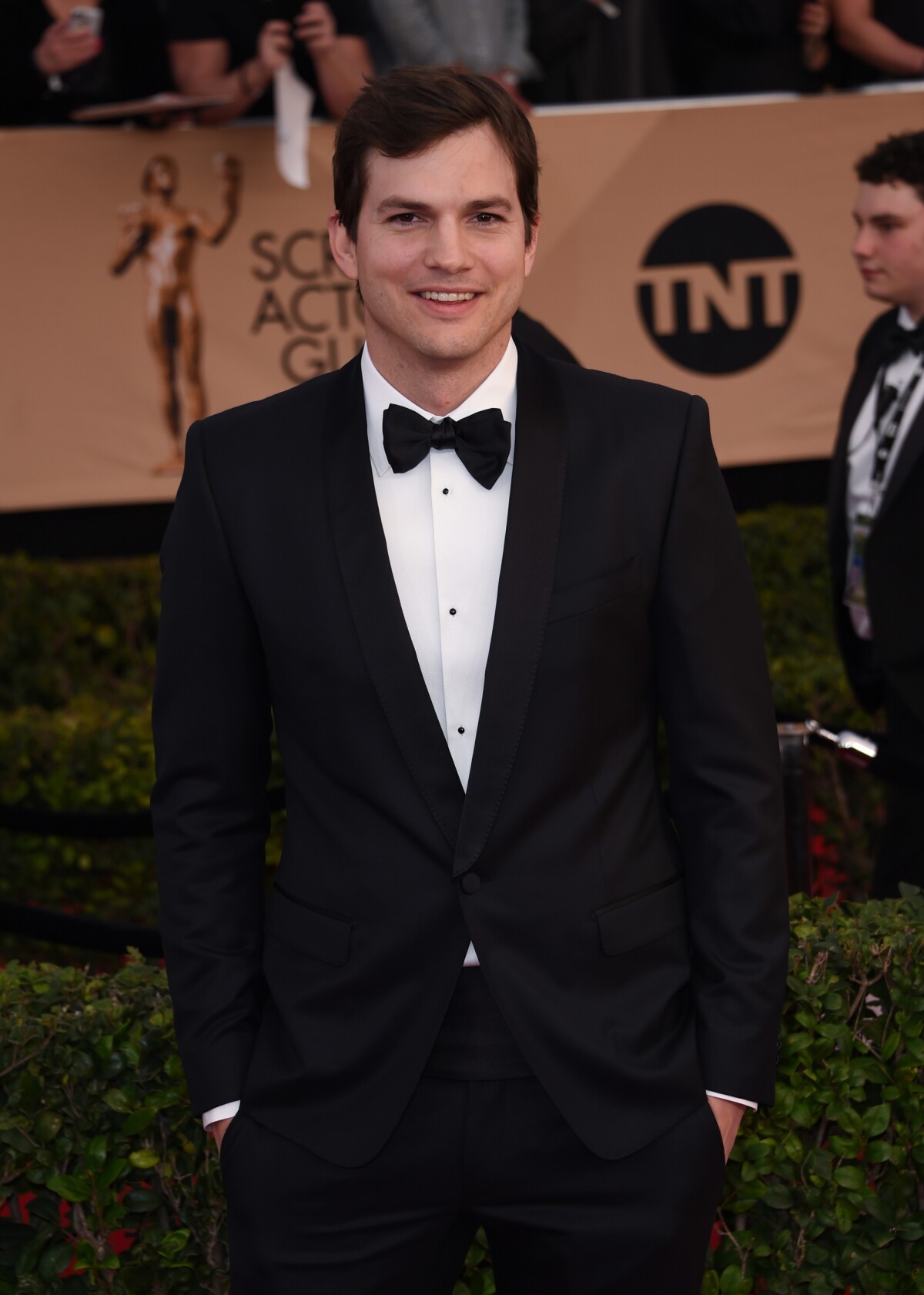 Photo : Ashton Kutcher - Tapis rouge de la 23ème soirée annuelle Screen ...