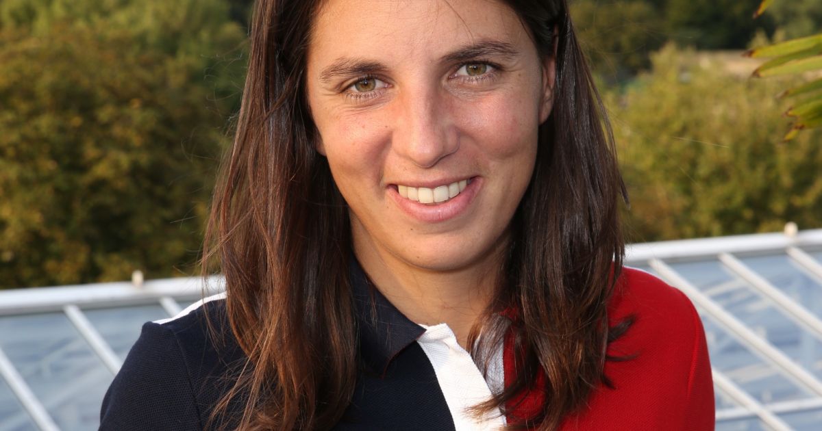 Charline Picon pose avec sa médaille olympique lors d'un cocktail ...