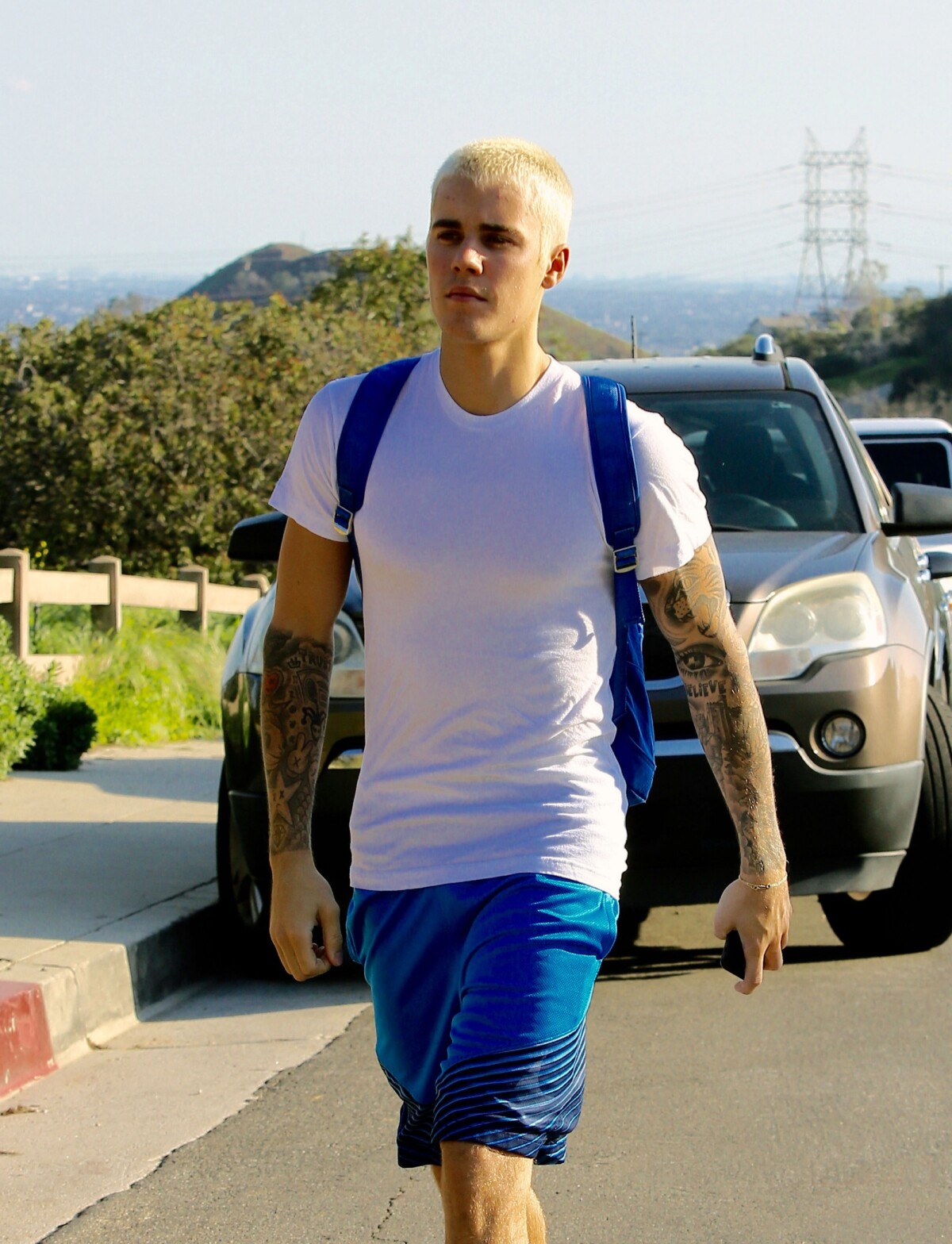 Photo : Justin Bieber arrive au volant de sa jeep Mercedes et fait une ...