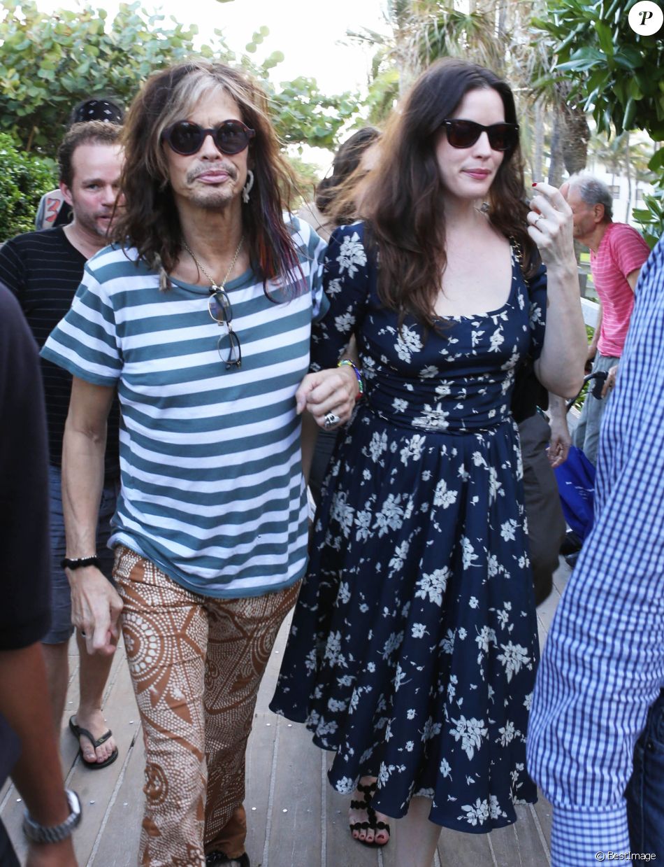 Steven Tyler et ses filles Mia, Liv et Chelsea et leurs amis se ...