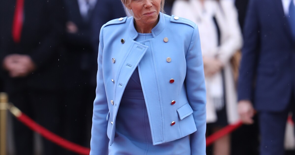 Brigitte Macron : En robe Louis Vuitton pour ses premiers pas à l ...