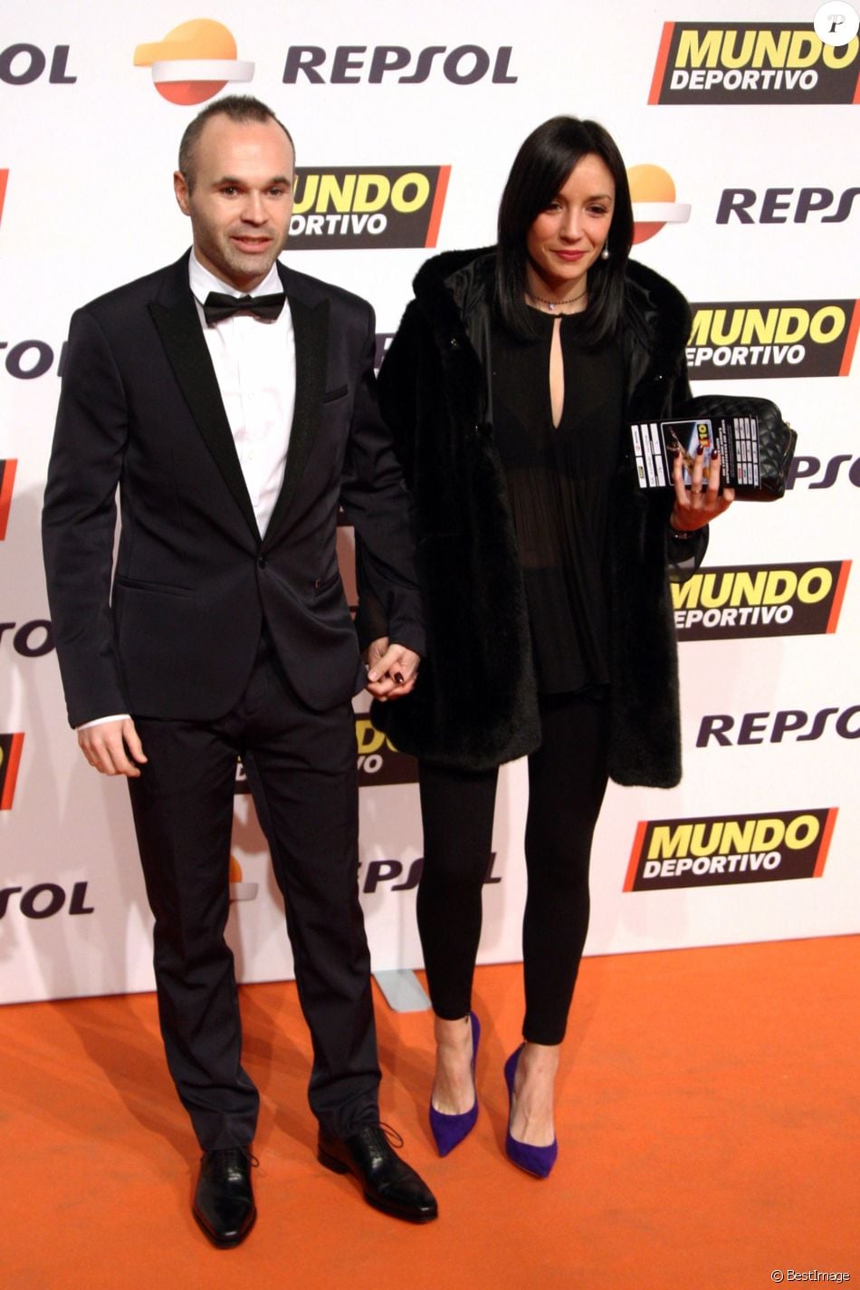 Andrés Iniesta et sa femme Anna Ortiz - Photocall du gala Mundo ...