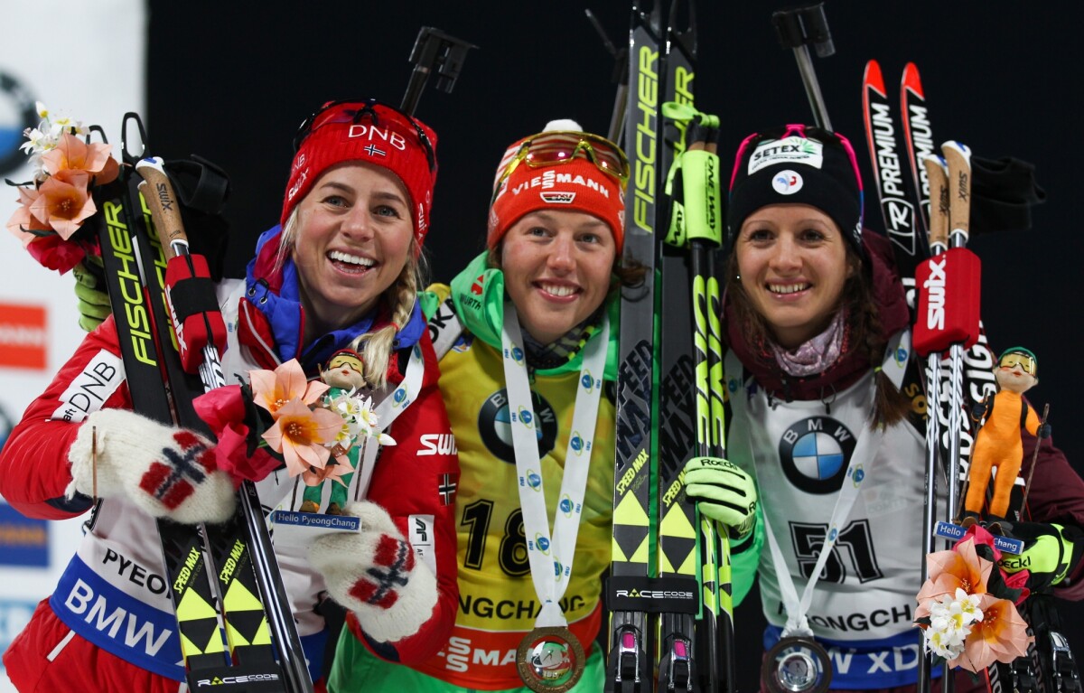Photo : Tiril Eckhoff, Laura Dahlmeier et Anaïs Chevalier sur le podium ...